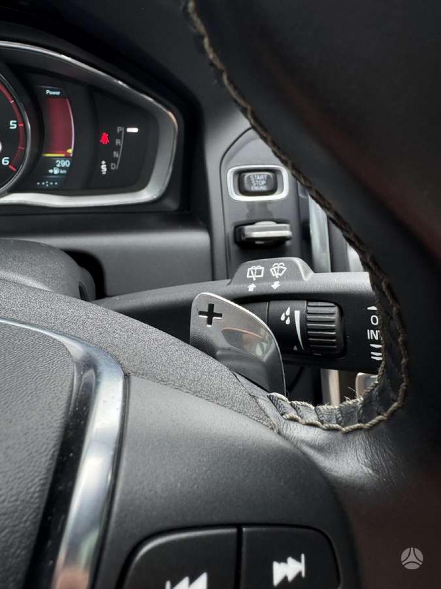 Sarkans Volvo XC60 2013 Alīta, ar dzinēja tilpumu 2.40 L un nobraukumu 272 tūkst. km par 13600 €, foto 24 vietnē AUTOMOTO.COM.LV