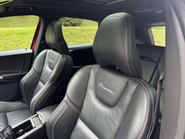 Red Volvo XC60 2013 in Alytus, with an engine capacity of 2.40 L and mileage of 272 thousand km for 13300 €, photo 8 on AUTOMOTO.COM.LV