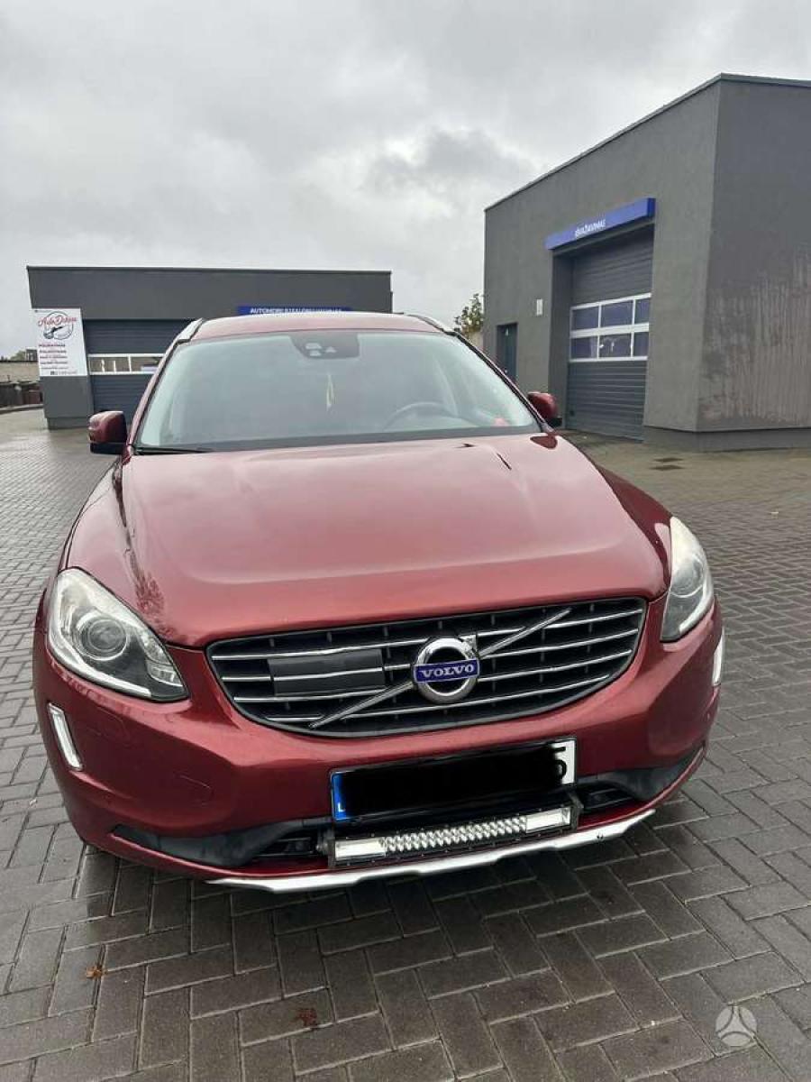 Red Volvo XC60 2014 in Taurage, with an engine capacity of 2.40 L and mileage of 366 thousand km for 12000 €, photo 4 on AUTOMOTO.COM.LV