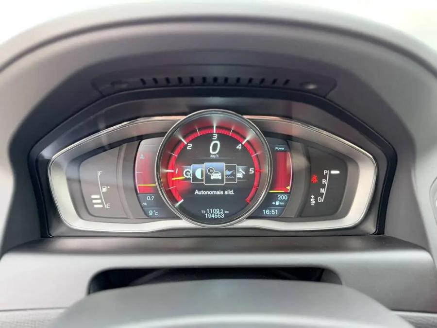 Sarkans Volvo XC60 2014 Rīga, ar dzinēja tilpumu 2.00 L un nobraukumu 194 tūkst. km par 14500 €, foto 16 vietnē AUTOMOTO.COM.LV