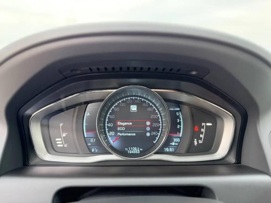 Sarkans Volvo XC60 2014 Rīga, ar dzinēja tilpumu 2.00 L un nobraukumu 194 tūkst. km par 14500 €, foto 19 vietnē AUTOMOTO.COM.LV
