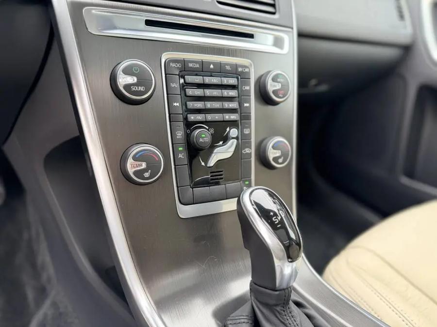 Sarkans Volvo XC60 2014 Rīga, ar dzinēja tilpumu 2.00 L un nobraukumu 194 tūkst. km par 14500 €, foto 22 vietnē AUTOMOTO.COM.LV