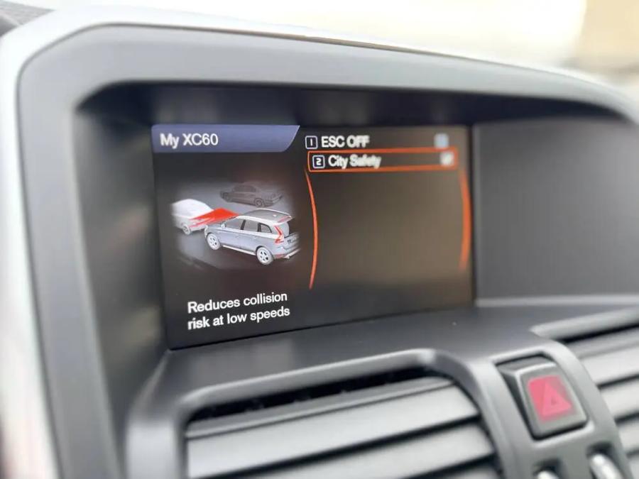 Sarkans Volvo XC60 2014 Rīga, ar dzinēja tilpumu 2.00 L un nobraukumu 194 tūkst. km par 14500 €, foto 24 vietnē AUTOMOTO.COM.LV