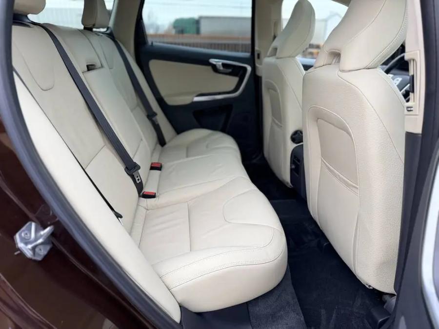 Sarkans Volvo XC60 2014 Rīga, ar dzinēja tilpumu 2.00 L un nobraukumu 194 tūkst. km par 14500 €, foto 29 vietnē AUTOMOTO.COM.LV