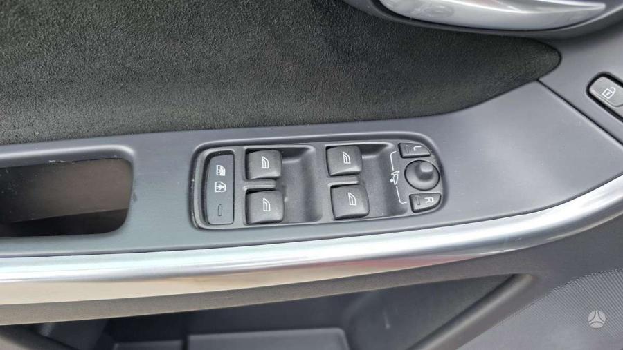 Sarkans Volvo XC60 2014 Šauļi, ar dzinēja tilpumu 2.40 L un nobraukumu 211 tūkst. km par 13350 €, foto 31 vietnē AUTOMOTO.COM.LV