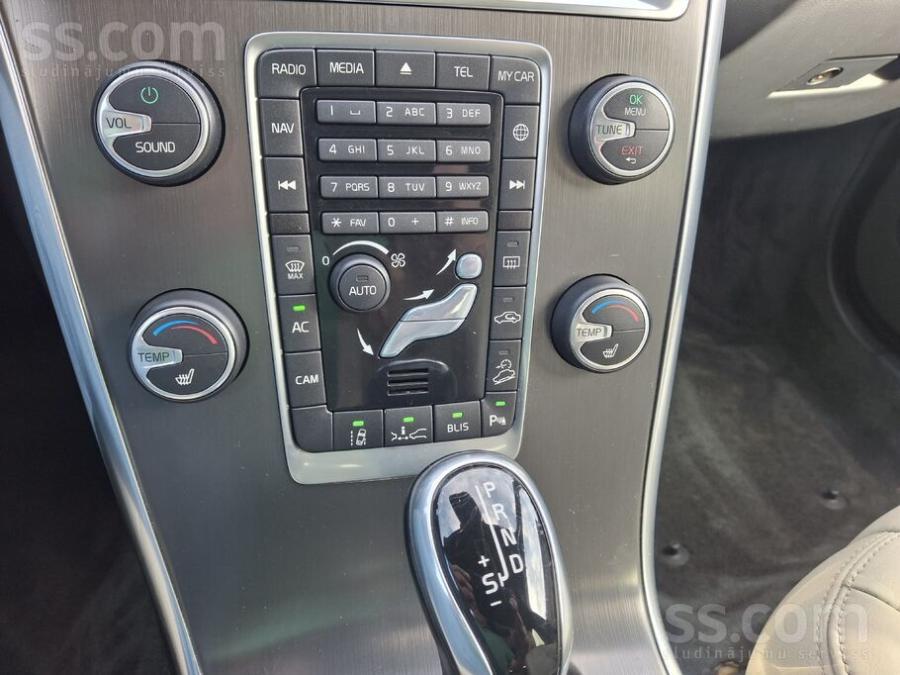 Красный Вольво ХС60 2014 в Рига, объемом двигателя 2.40 л и пробегом 269 тыс. км за 12995 €, фото 18 на AUTOMOTO.COM.LV