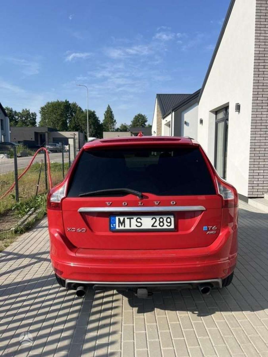 Red Volvo XC60 2015 in Vilnius, with an engine capacity of 2.95 L and mileage of 325 thousand km for 10499 €, photo 5 on AUTOMOTO.COM.LV