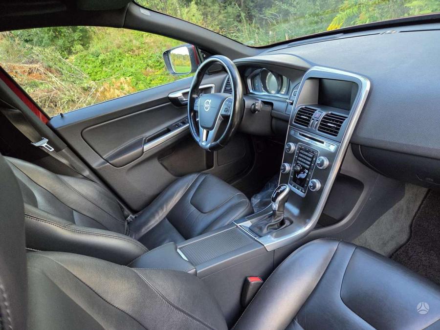 Red Volvo XC60 2015 in Ignalina, with an engine capacity of 2.00 L and mileage of 225 thousand km for 13500 €, photo 8 on AUTOMOTO.COM.LV