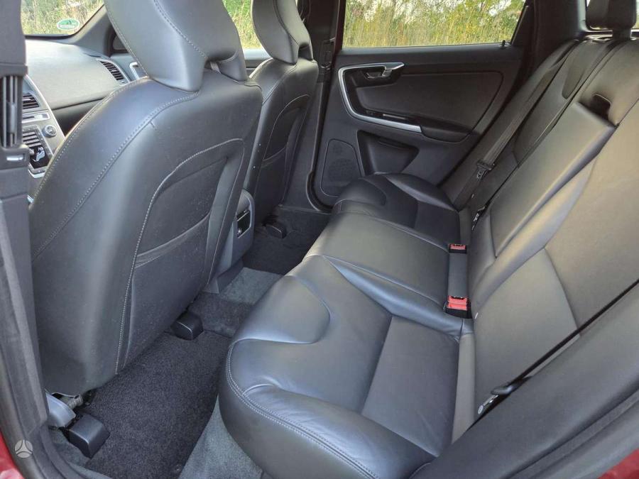 Red Volvo XC60 2015 in Ignalina, with an engine capacity of 2.00 L and mileage of 225 thousand km for 13500 €, photo 12 on AUTOMOTO.COM.LV