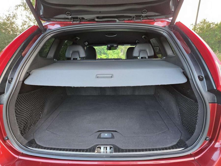 Red Volvo XC60 2015 in Ignalina, with an engine capacity of 2.00 L and mileage of 225 thousand km for 13500 €, photo 17 on AUTOMOTO.COM.LV