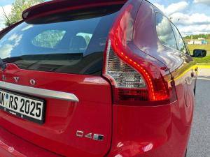 Red Volvo XC60 2017 in Vilnius, with an engine capacity of 2.40 L and mileage of 298 thousand km for 12699 €, photo 16 on AUTOMOTO.COM.LV