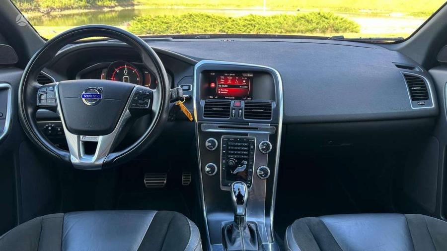 Red Volvo XC60 2017 in Vilnius, with an engine capacity of 2.40 L and mileage of 298 thousand km for 12699 €, photo 18 on AUTOMOTO.COM.LV