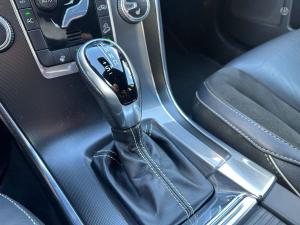 Red Volvo XC60 2017 in Vilnius, with an engine capacity of 2.40 L and mileage of 298 thousand km for 12699 €, photo 23 on AUTOMOTO.COM.LV