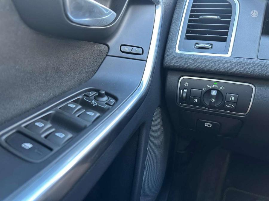 Red Volvo XC60 2017 in Vilnius, with an engine capacity of 2.40 L and mileage of 298 thousand km for 12699 €, photo 33 on AUTOMOTO.COM.LV