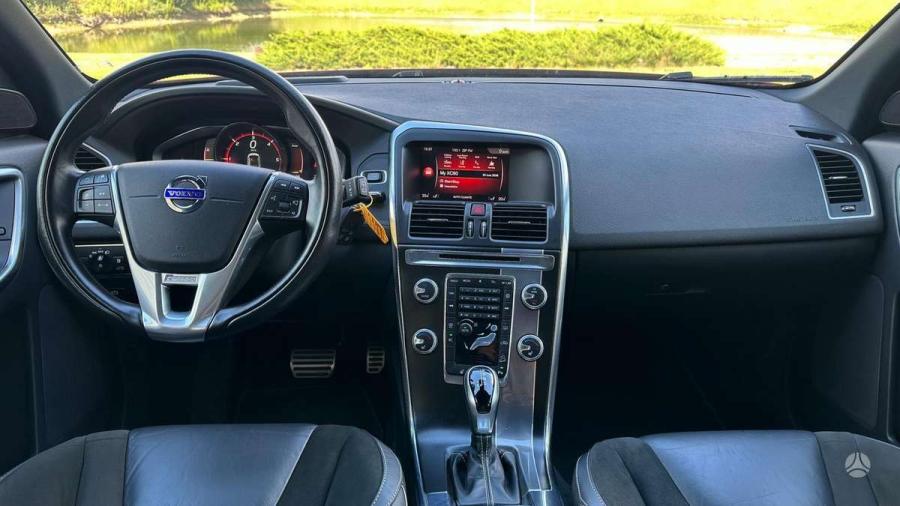 Red Volvo XC60 2017 in Vilnius, with an engine capacity of 2.40 L and mileage of 298 thousand km for 13350 €, photo 18 on AUTOMOTO.COM.LV