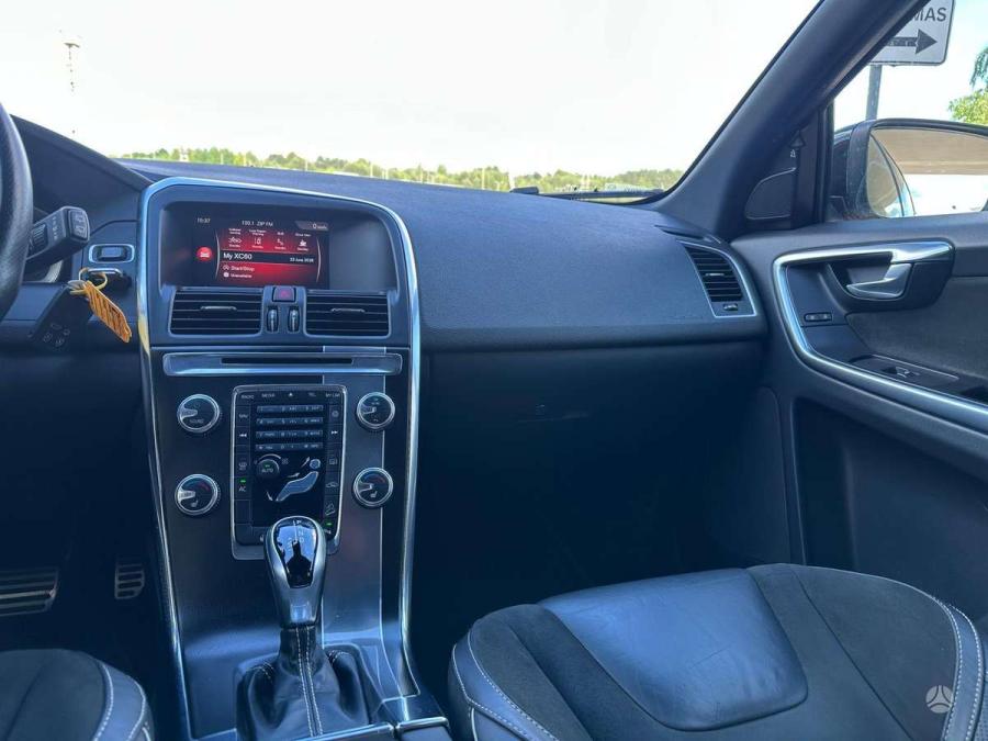 Red Volvo XC60 2017 in Vilnius, with an engine capacity of 2.40 L and mileage of 298 thousand km for 13350 €, photo 20 on AUTOMOTO.COM.LV
