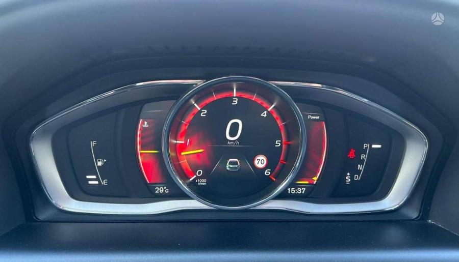 Red Volvo XC60 2017 in Vilnius, with an engine capacity of 2.40 L and mileage of 298 thousand km for 13350 €, photo 35 on AUTOMOTO.COM.LV