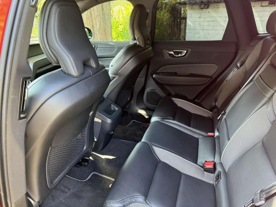 Red Volvo XC60 2020 in Vilnius, with an engine capacity of 1.97 L and mileage of 94 thousand km for 28500 €, photo 8 on AUTOMOTO.COM.LV