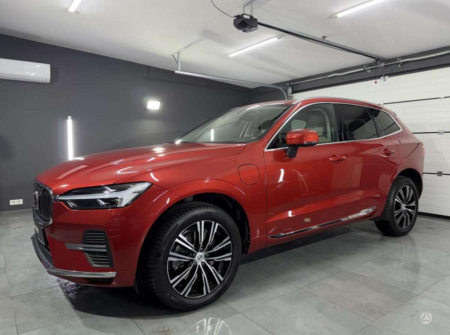 Red Volvo XC60 2021 in Utena, with an engine capacity of 1.97 L and mileage of 123 thousand km for 28850 €, photo 1 on AUTOMOTO.COM.LV