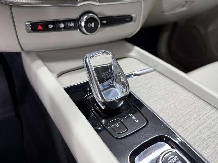 Red Volvo XC60 2021 in Utena, with an engine capacity of 1.97 L and mileage of 123 thousand km for 28850 €, photo 23 on AUTOMOTO.COM.LV