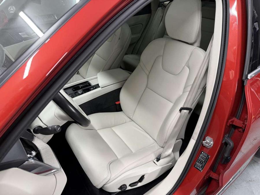 Red Volvo XC60 2021 in Utena, with an engine capacity of 1.97 L and mileage of 123 thousand km for 28850 €, photo 30 on AUTOMOTO.COM.LV