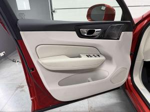 Red Volvo XC60 2021 in Utena, with an engine capacity of 1.97 L and mileage of 123 thousand km for 28850 €, photo 32 on AUTOMOTO.COM.LV
