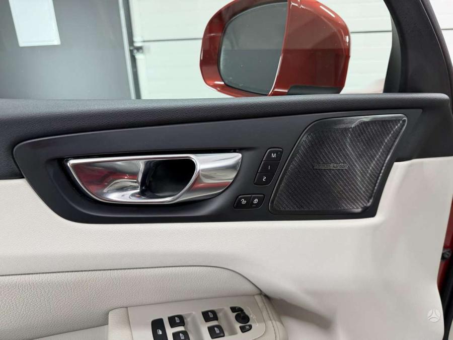 Red Volvo XC60 2021 in Utena, with an engine capacity of 1.97 L and mileage of 123 thousand km for 28850 €, photo 34 on AUTOMOTO.COM.LV