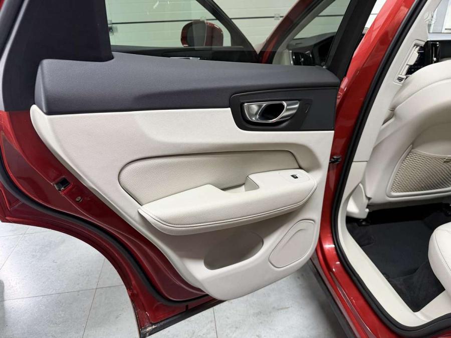 Red Volvo XC60 2021 in Utena, with an engine capacity of 1.97 L and mileage of 123 thousand km for 28850 €, photo 36 on AUTOMOTO.COM.LV