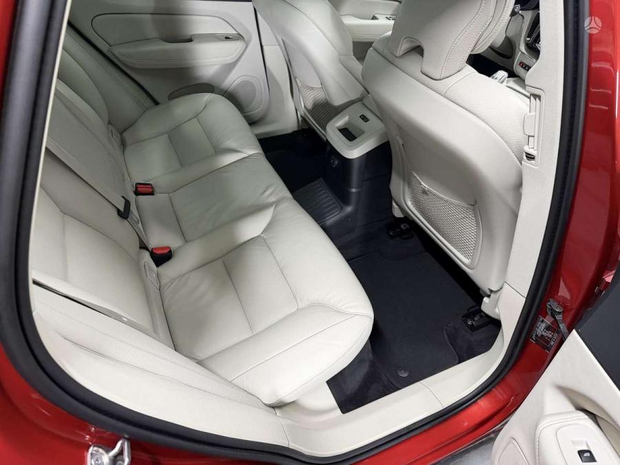 Red Volvo XC60 2021 in Utena, with an engine capacity of 1.97 L and mileage of 123 thousand km for 28850 €, photo 37 on AUTOMOTO.COM.LV