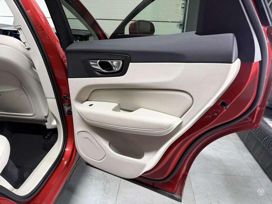 Red Volvo XC60 2021 in Utena, with an engine capacity of 1.97 L and mileage of 123 thousand km for 28850 €, photo 38 on AUTOMOTO.COM.LV