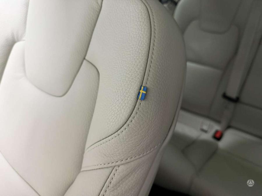Red Volvo XC60 2021 in Utena, with an engine capacity of 1.97 L and mileage of 123 thousand km for 28850 €, photo 40 on AUTOMOTO.COM.LV