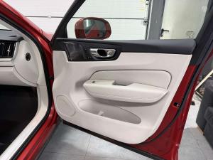 Red Volvo XC60 2021 in Utena, with an engine capacity of 1.97 L and mileage of 123 thousand km for 28850 €, photo 41 on AUTOMOTO.COM.LV