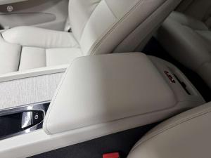 Red Volvo XC60 2021 in Utena, with an engine capacity of 1.97 L and mileage of 123 thousand km for 28850 €, photo 43 on AUTOMOTO.COM.LV