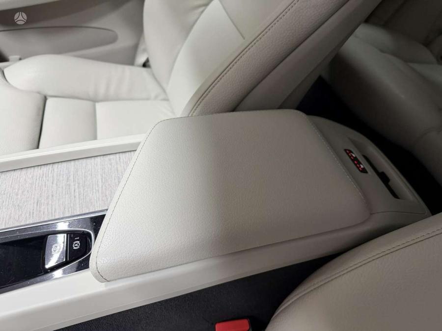 Red Volvo XC60 2021 in Utena, with an engine capacity of 1.97 L and mileage of 123 thousand km for 28850 €, photo 43 on AUTOMOTO.COM.LV
