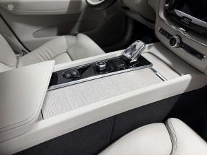 Red Volvo XC60 2021 in Utena, with an engine capacity of 1.97 L and mileage of 123 thousand km for 28850 €, photo 47 on AUTOMOTO.COM.LV