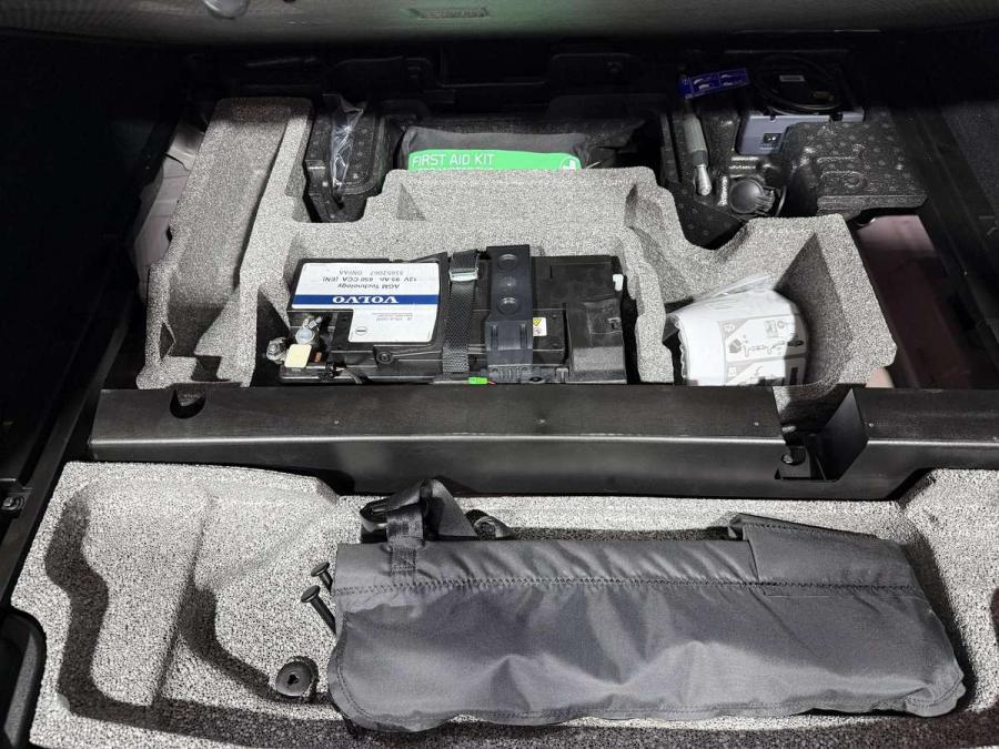 Red Volvo XC60 2021 in Utena, with an engine capacity of 1.97 L and mileage of 123 thousand km for 28850 €, photo 50 on AUTOMOTO.COM.LV