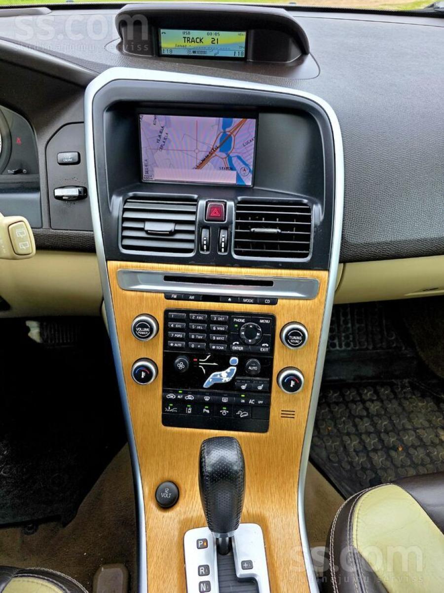 Balts Volvo XC60 2008 Rīga, ar dzinēja tilpumu 2.40 L un nobraukumu 297 tūkst. km par 5700 €, foto 14 vietnē AUTOMOTO.COM.LV