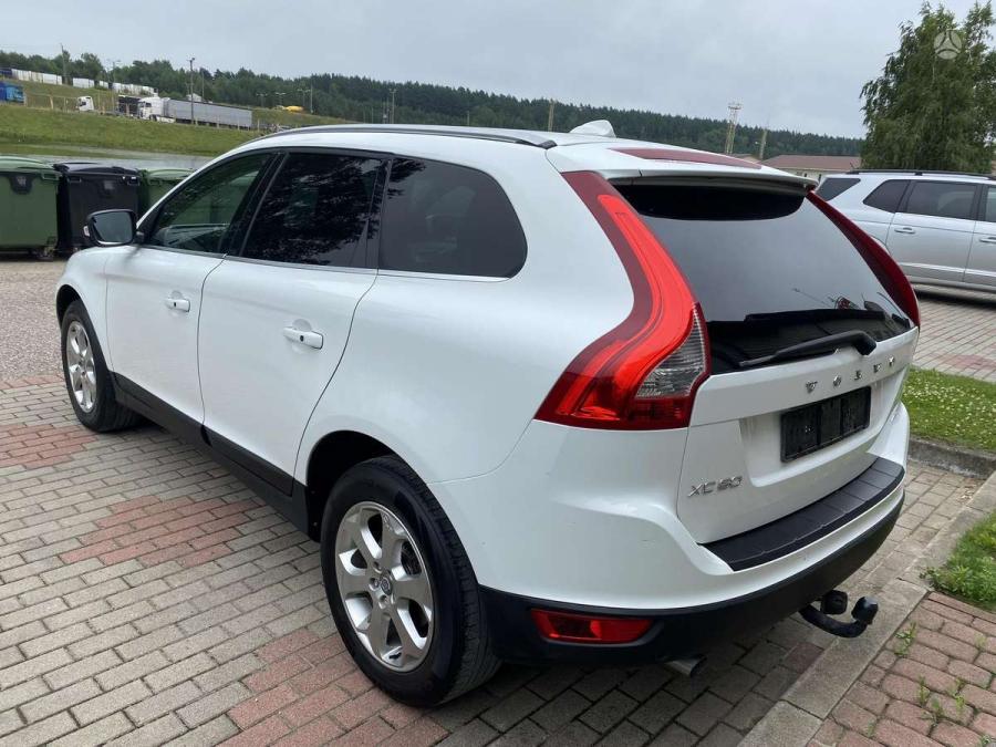 White Volvo XC60 2008 in Vilnius, with an engine capacity of 2.40 L and mileage of 398 thousand km for 5250 €, photo 4 on AUTOMOTO.COM.LV