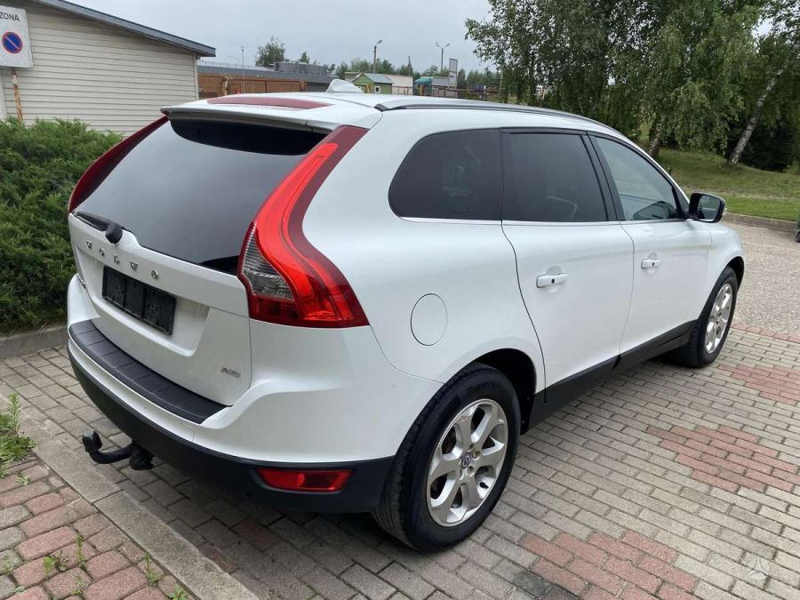 White Volvo XC60 2008 in Vilnius, with an engine capacity of 2.40 L and mileage of 398 thousand km for 5250 €, photo 7 on AUTOMOTO.COM.LV
