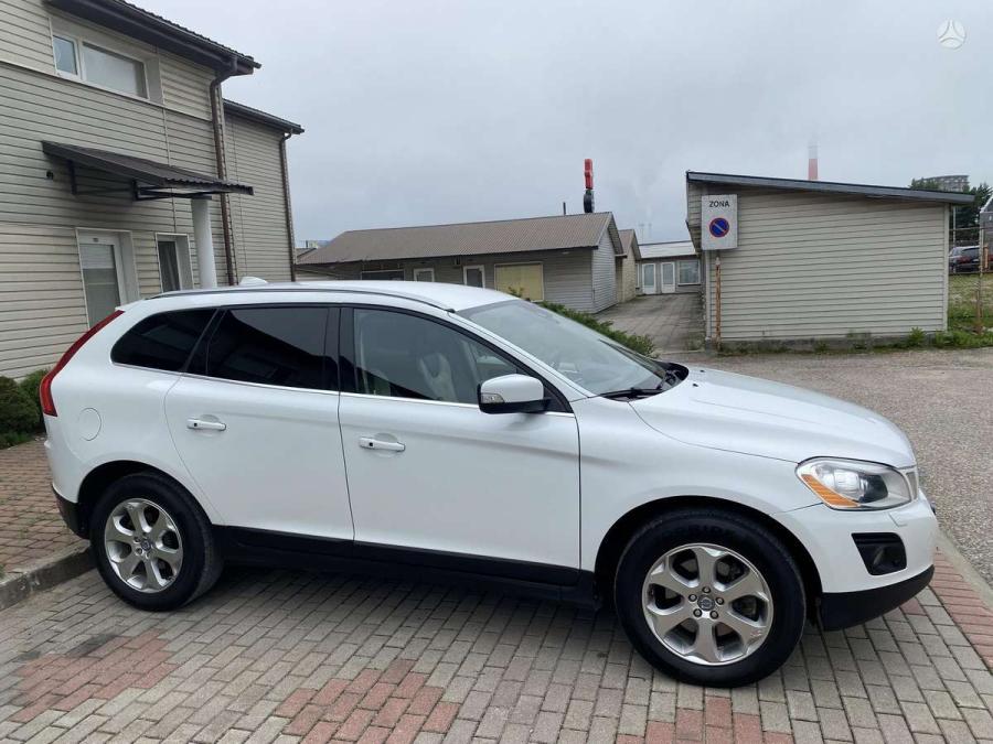 White Volvo XC60 2008 in Vilnius, with an engine capacity of 2.40 L and mileage of 398 thousand km for 5250 €, photo 9 on AUTOMOTO.COM.LV