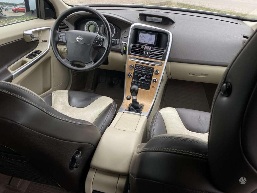 White Volvo XC60 2008 in Vilnius, with an engine capacity of 2.40 L and mileage of 398 thousand km for 5250 €, photo 13 on AUTOMOTO.COM.LV