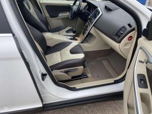 White Volvo XC60 2008 in Vilnius, with an engine capacity of 2.40 L and mileage of 398 thousand km for 5250 €, photo 14 on AUTOMOTO.COM.LV