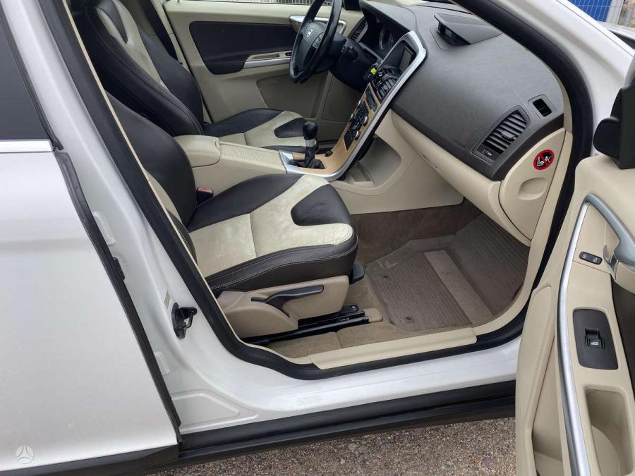 White Volvo XC60 2008 in Vilnius, with an engine capacity of 2.40 L and mileage of 398 thousand km for 5250 €, photo 14 on AUTOMOTO.COM.LV