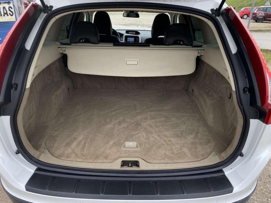 White Volvo XC60 2008 in Vilnius, with an engine capacity of 2.40 L and mileage of 398 thousand km for 5250 €, photo 16 on AUTOMOTO.COM.LV