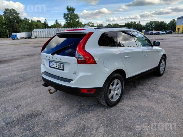 White Volvo XC60 2008 in Talsi, with an engine capacity of 2.40 L and mileage of 357 thousand km for 7100 €, photo 4 on AUTOMOTO.COM.LV