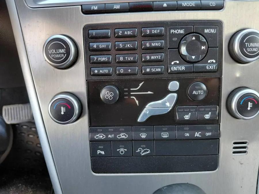 Balts Volvo XC60 2008 Talsi, ar dzinēja tilpumu 2.40 L un nobraukumu 357 tūkst. km par 7100 €, foto 14 vietnē AUTOMOTO.COM.LV