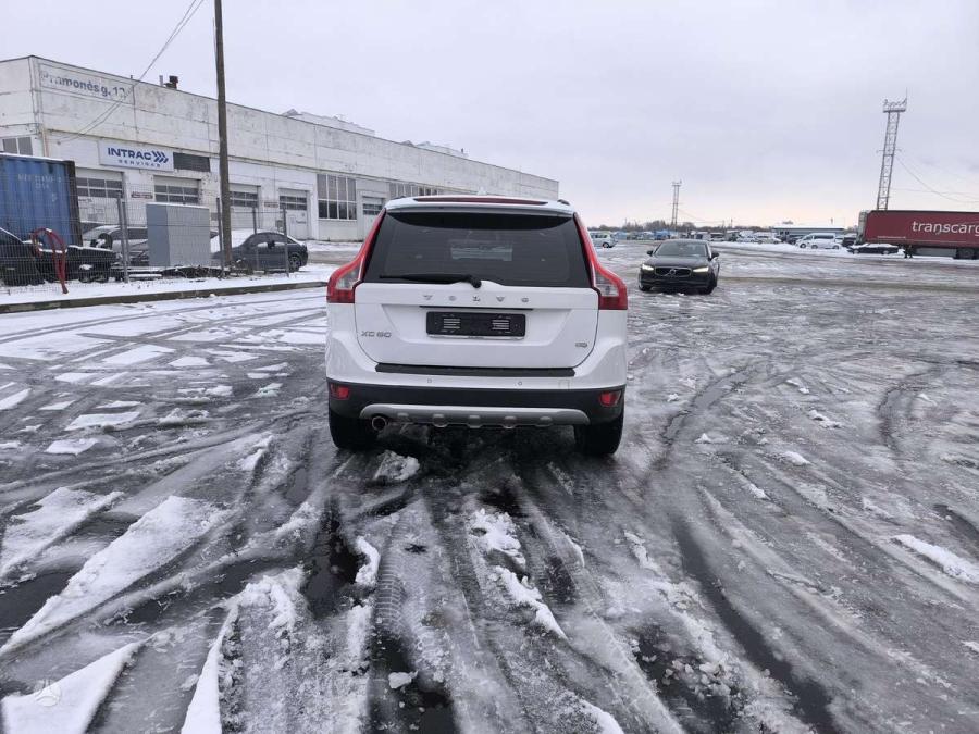 White Volvo XC60 2009 in Panevezys, with an engine capacity of 2.40 L and mileage of 228 thousand km for 6700 €, photo 13 on AUTOMOTO.COM.LV