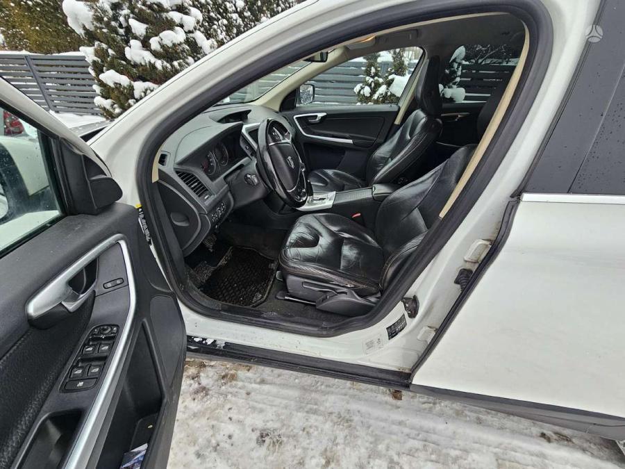 Balts Volvo XC60 2009 Kauņa, ar dzinēja tilpumu 2.40 L un nobraukumu 368 tūkst. km par 5150 €, foto 24 vietnē AUTOMOTO.COM.LV