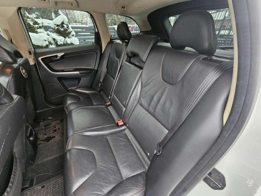 Balts Volvo XC60 2009 Kauņa, ar dzinēja tilpumu 2.40 L un nobraukumu 368 tūkst. km par 5150 €, foto 26 vietnē AUTOMOTO.COM.LV
