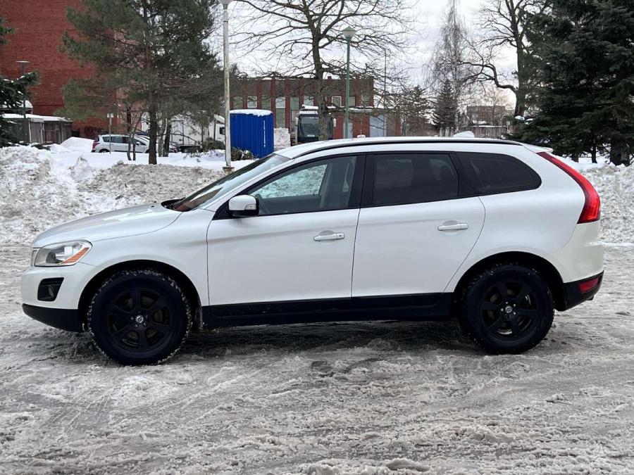 White Volvo XC60 2009 in Klaipeda, with an engine capacity of 2.40 L and mileage of 284 thousand km for 5500 €, photo 7 on AUTOMOTO.COM.LV